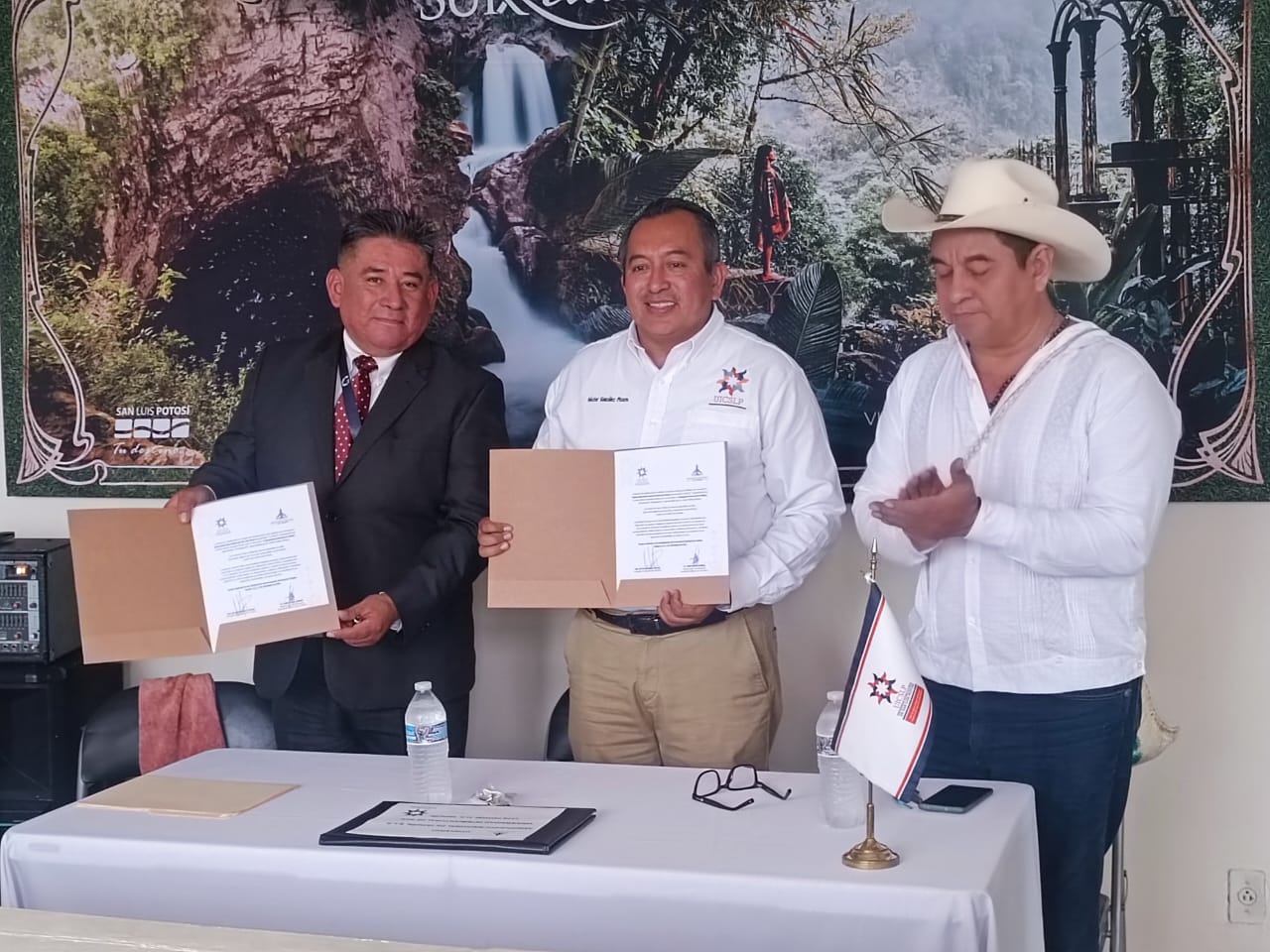 Firma de Convenio entre la UICSLP y el Aeropuerto Nacional de Tamuín ...