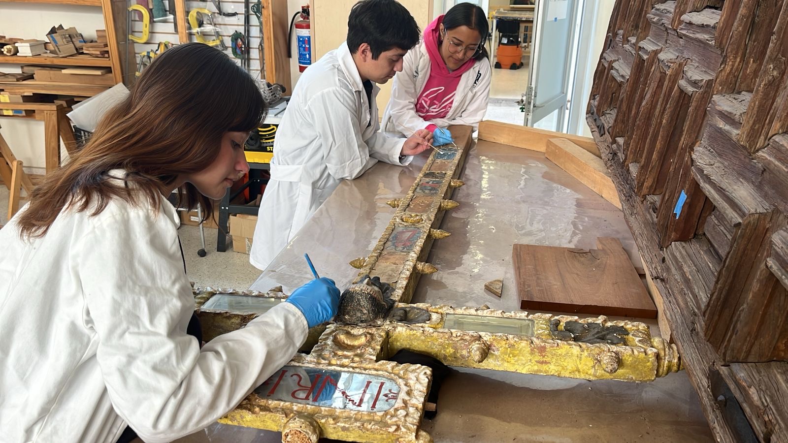 Alumnos de la Licenciatura en Conservación y Restauración de Bienes Culturales Muebles trabajan ...